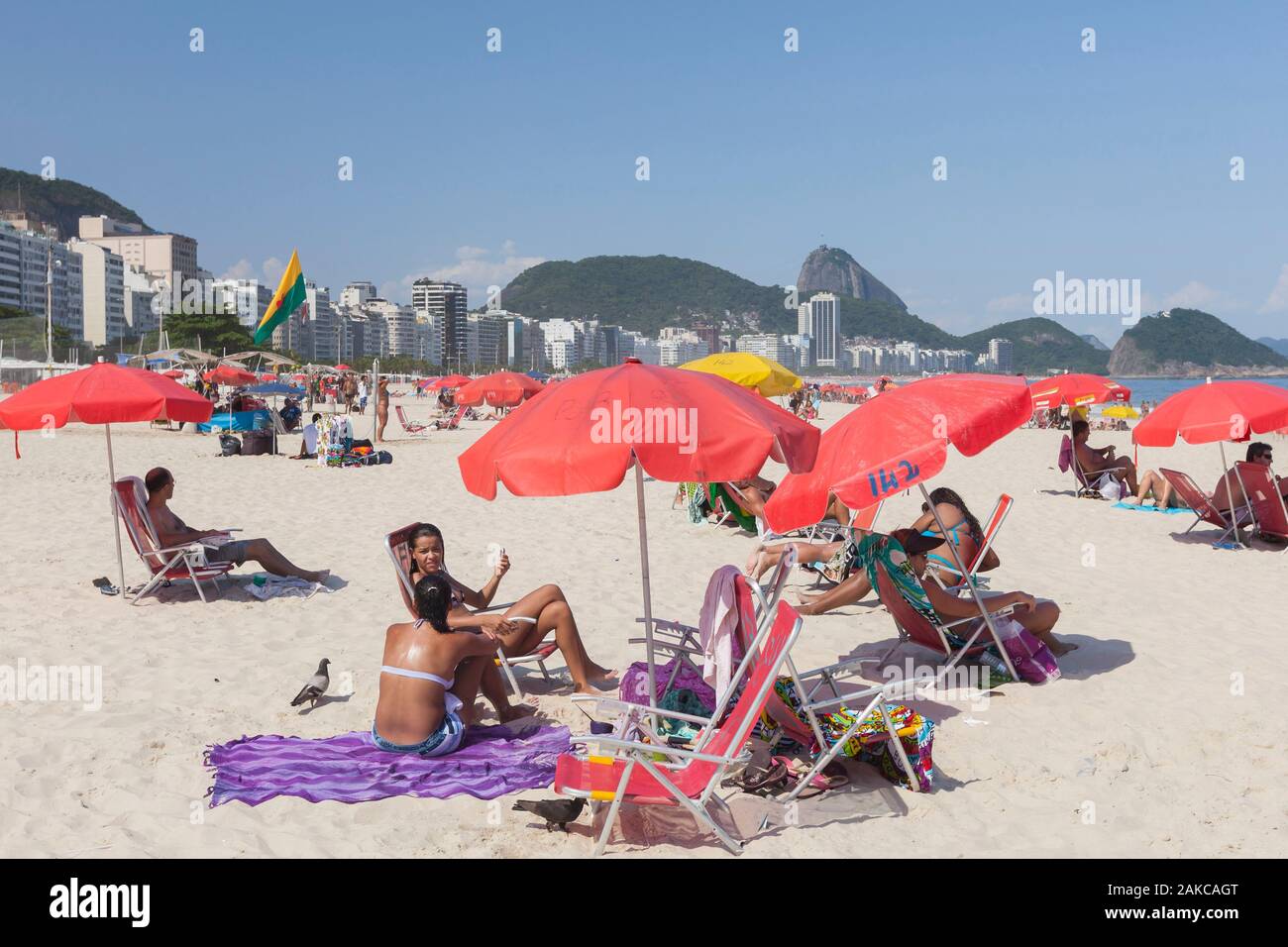 Filles à La Plage De Rio De Janeiro Copacabana Banque De Photographies Et Dimages à Haute