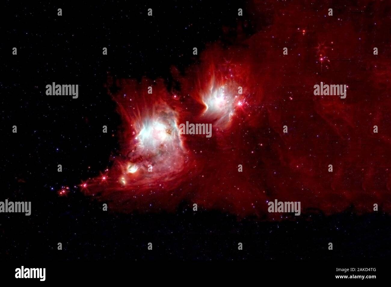 Une nébuleuse rouge avec de nombreuses stars et les zones lumineuses ...