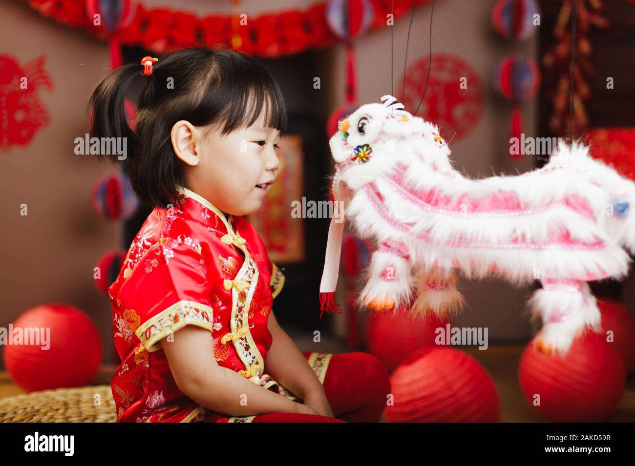 Bébé fille chinoise traditionnelle avec dressing up et holding dancing ...