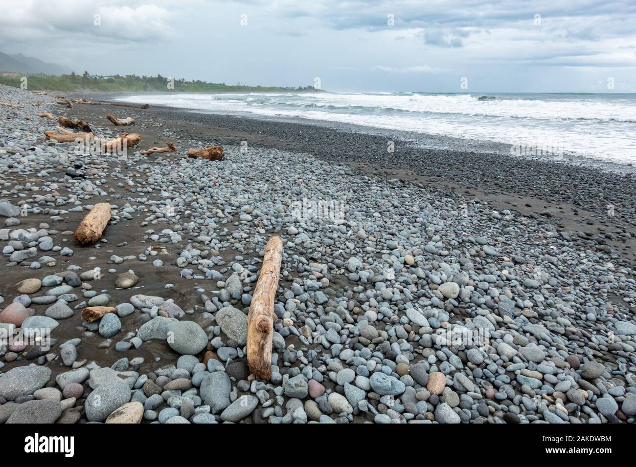 De fortes vagues sur la côte rocheuse de Dulan Beach, dans le sud de ...