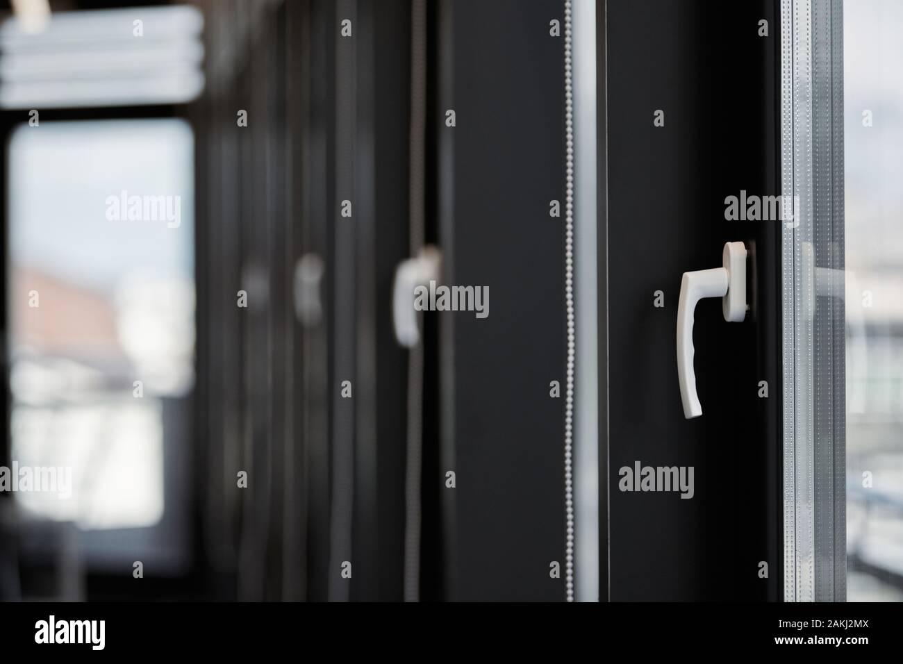 Ligne de Windows dans immeuble de bureaux. Des fenêtres modernes avec ...