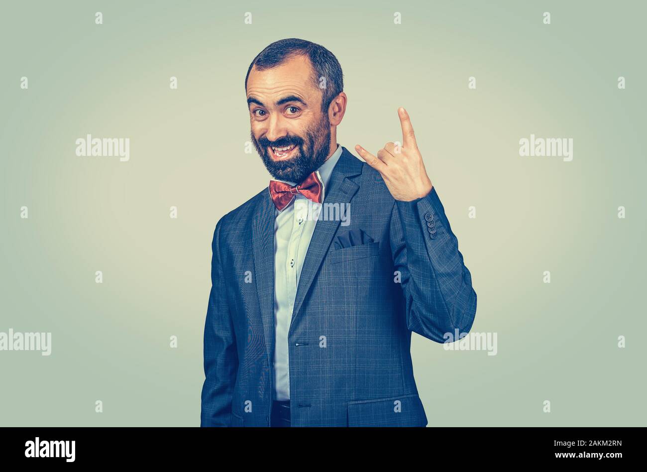 Barbu rigolo happy heavy metal hand gesture sur ligh fond vert ...