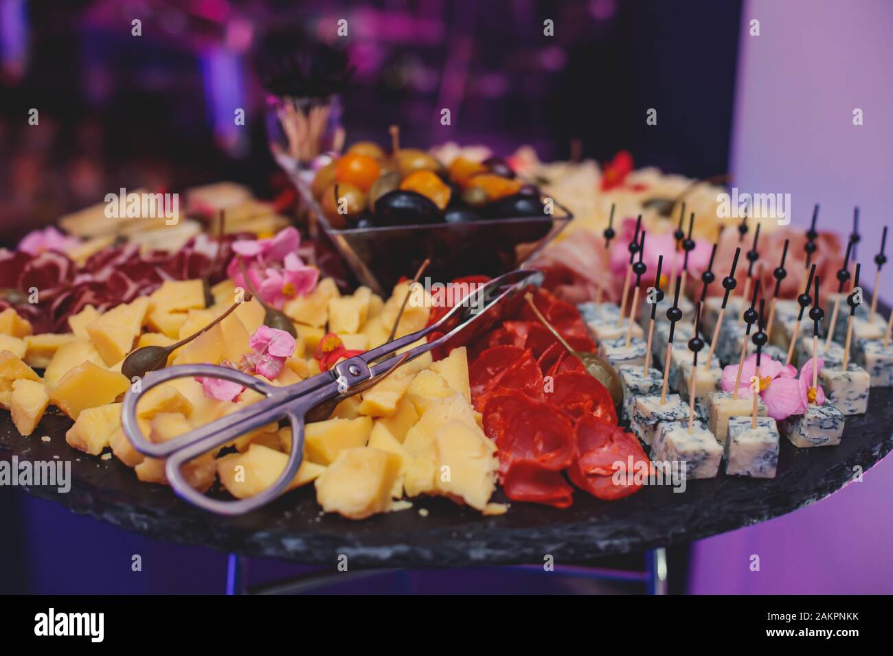 Table de banquet Restauration magnifiquement décorée avec des ...