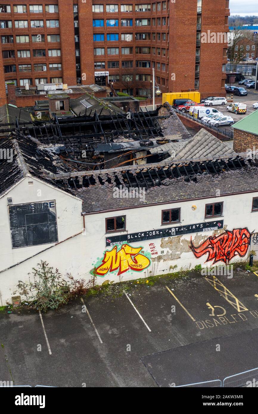 Vue aérienne aérienne d'un bâtiment incendié au coeur de la ville de ...