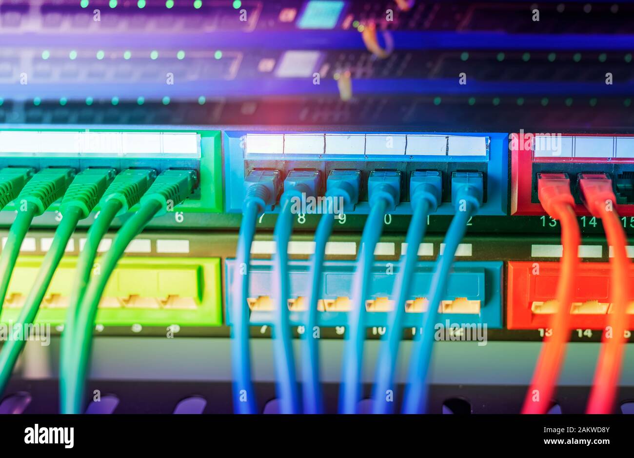 Rack serveur bleu et rouge avec cordon de raccordement internet câbles ...