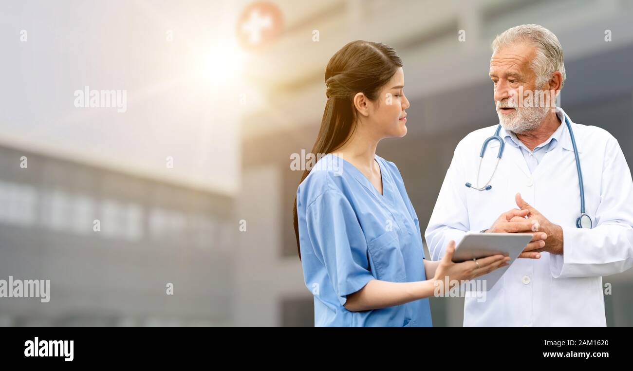 Médecin travaillant avec les jeunes le médecin de l'hôpital. Le ...