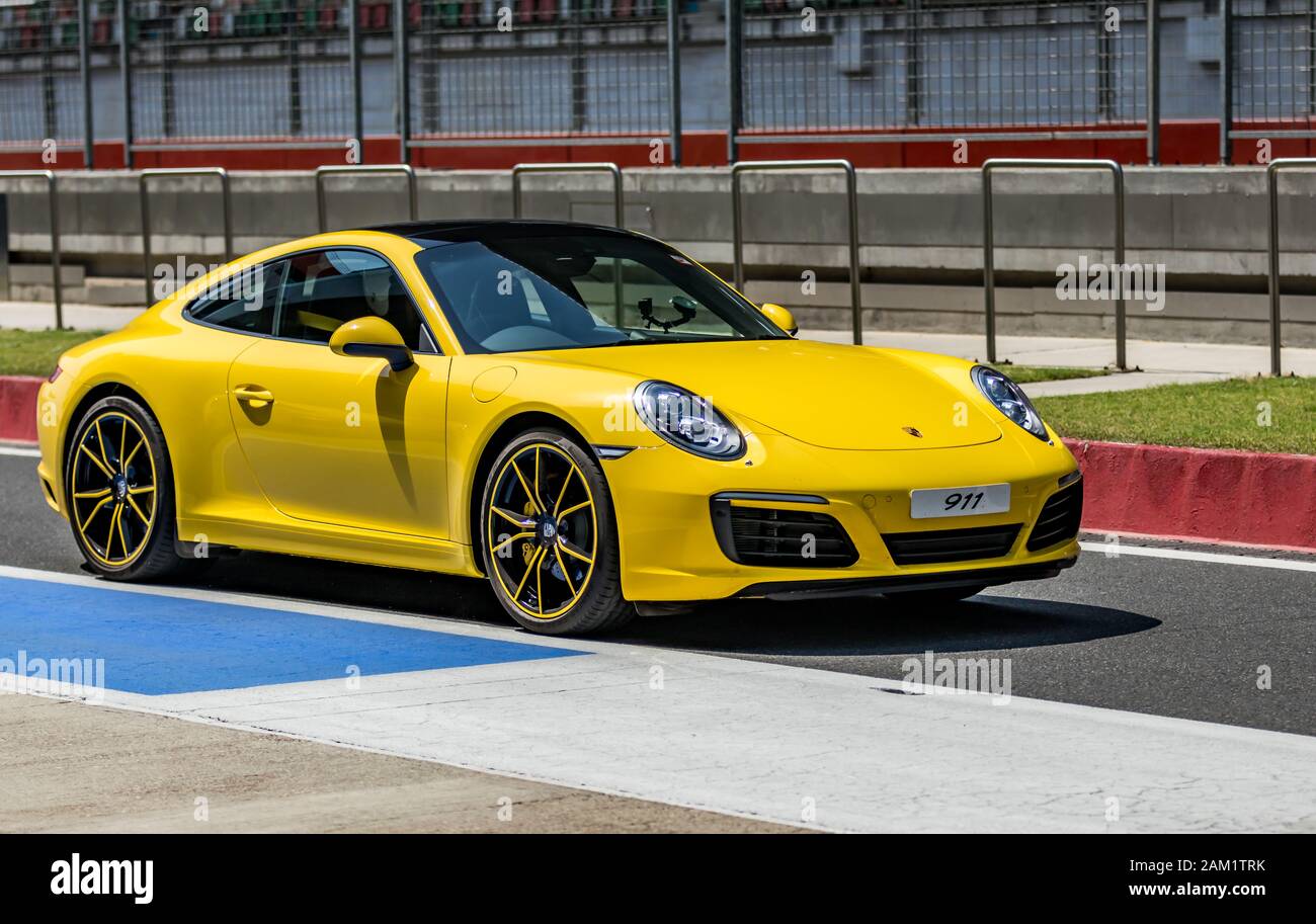 Porsche jaune Banque de photographies et d’images à haute résolution - Alamy