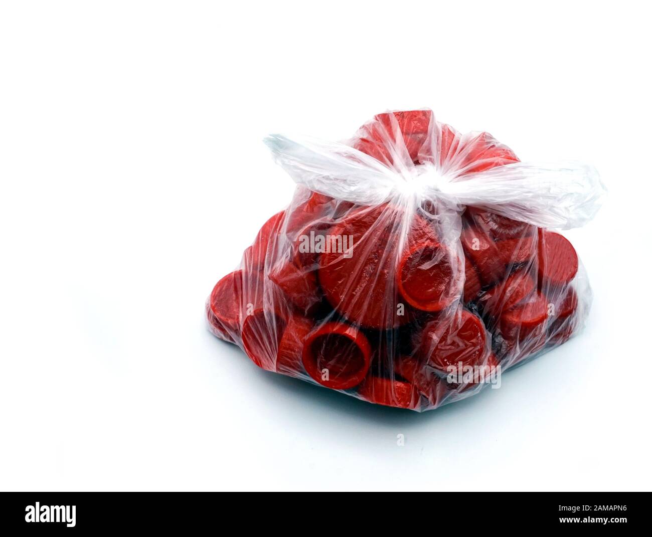 Bouchons de bouteilles en plastique rouge triés par couleurs dans des ...