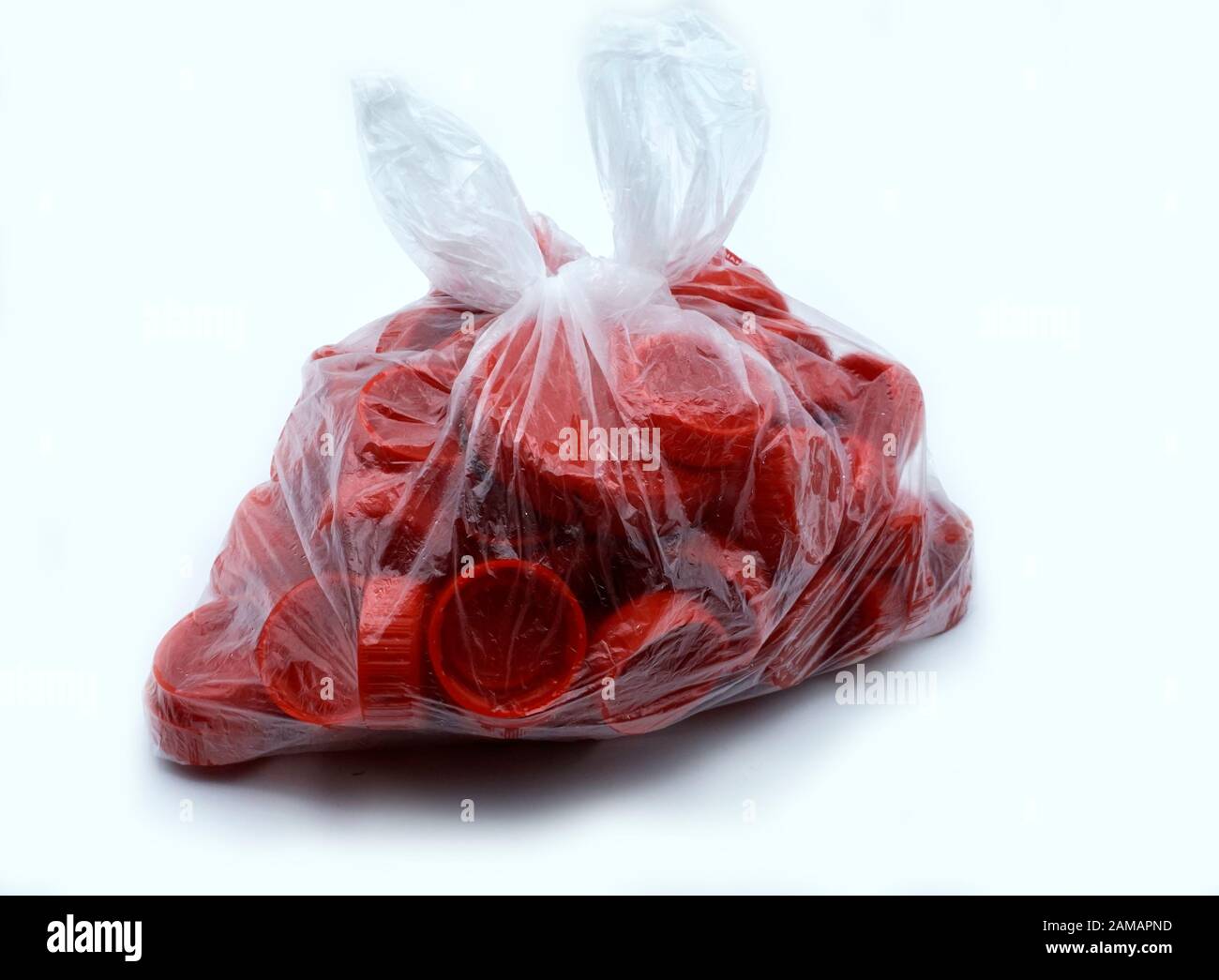 Bouchons de bouteilles en plastique rouge triés par couleurs dans des ...