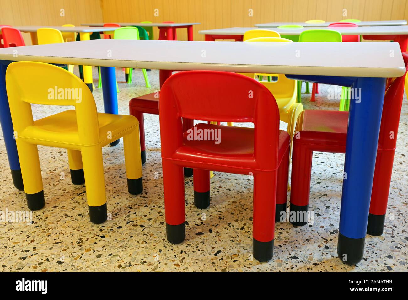 chaises en plastique et petites tables dans une salle de réfectoire d ...