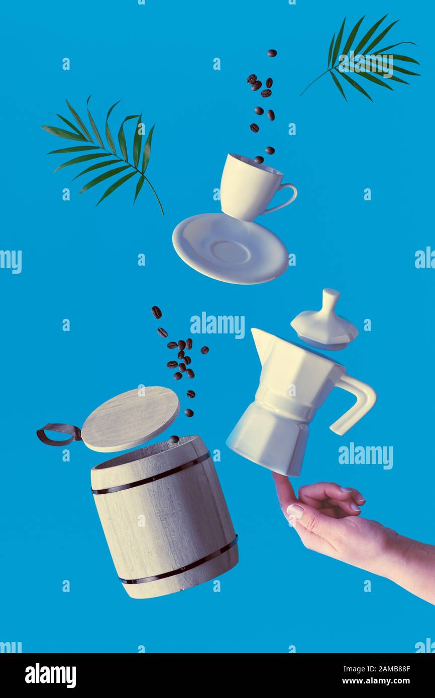 Lévitation branchée en volant des grains de café, une tasse à espresso ...