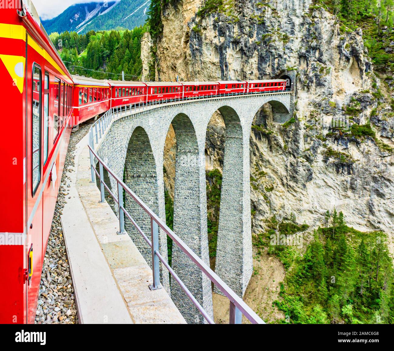 Le train de train urbain Rhätische de Saint-Moritz à Chur se trouve ...