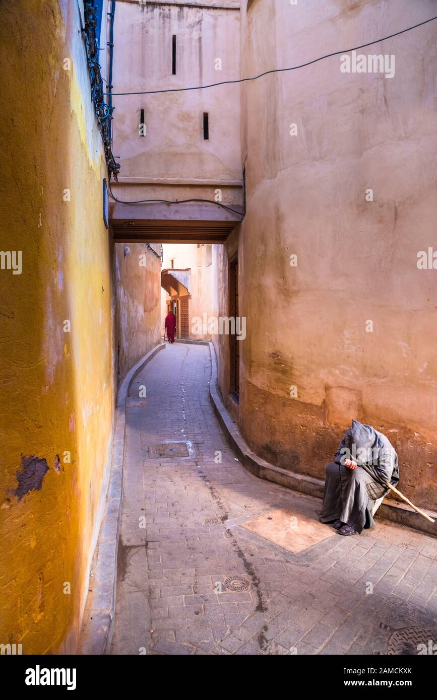 Un vieux mendiant dans une rue vide dans la médina de Fes, Maroc Photo ...