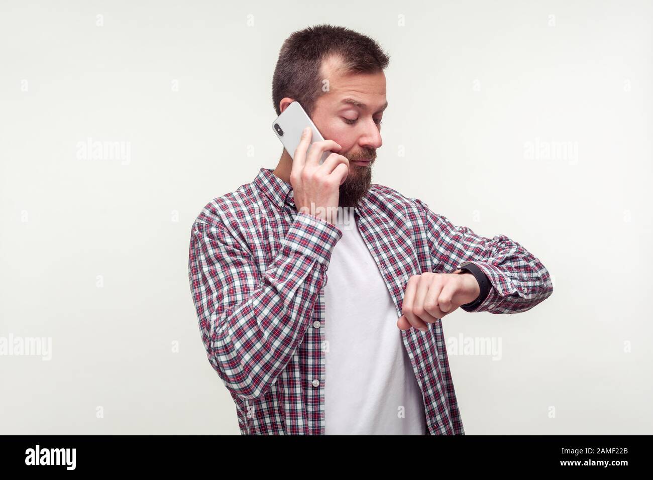 Portrait de l'homme barbu ponctuel dans le maillot de secours en ...