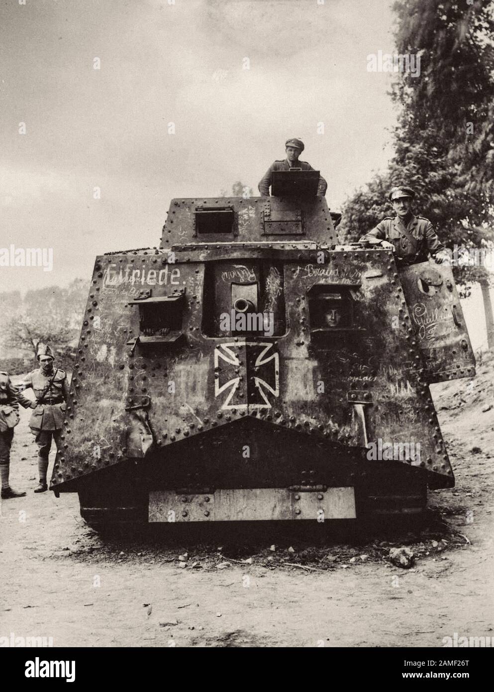 L'A7V allemand 'Elfriede' capturé par des soldats australiens. 1918 le ...