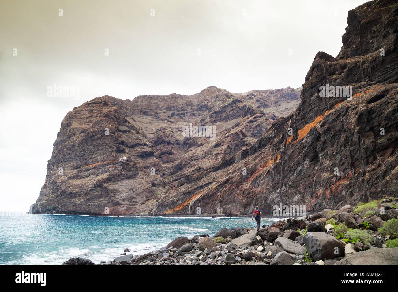 La plage de Playa de Barranco Seco au pied des falaises de Los Gigantes ...