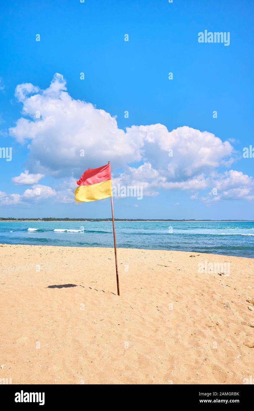 Drapeau rouge et jaune plage Banque de photographies et d’images à ...