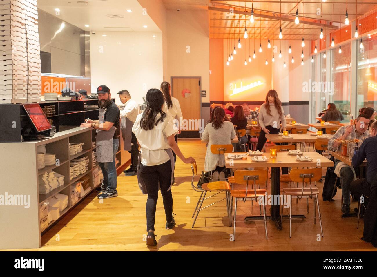 L'intérieur du restaurant pendant l'ouverture au centre-ville en ...