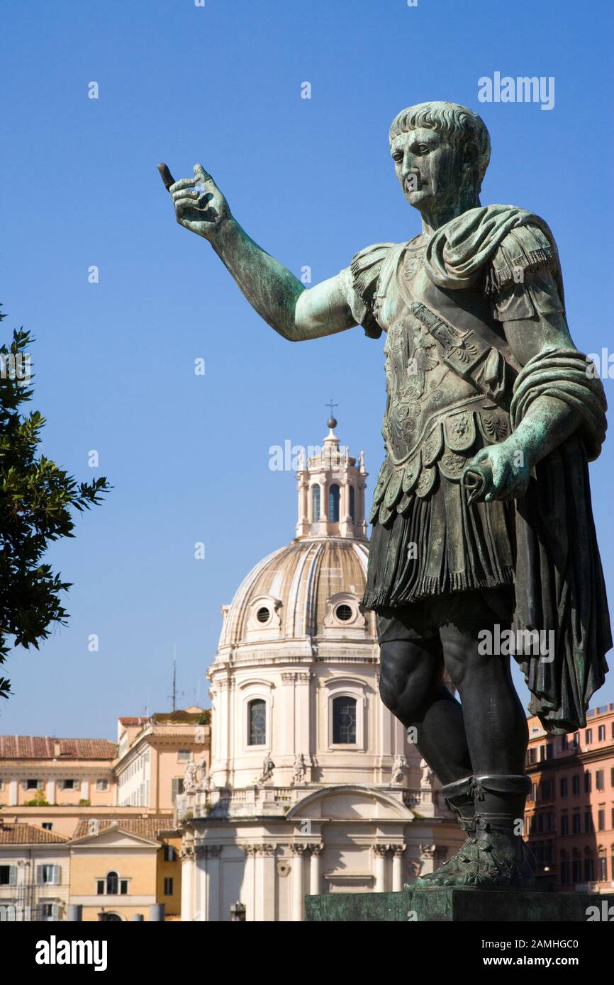 Statue of emperor trajan in the forum Banque de photographies et d ...