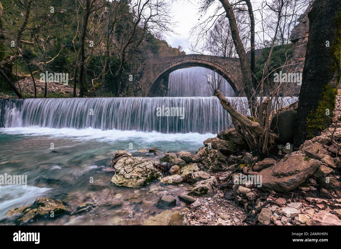 Historique Le pont voûté en pierre de Palaiokarya avec ses deux ...