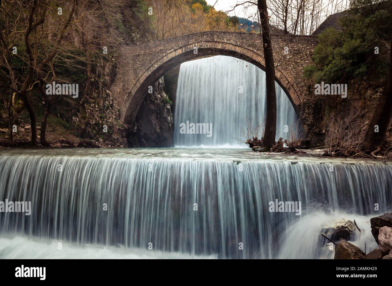 Historique Le pont voûté en pierre de Palaiokarya avec ses deux ...
