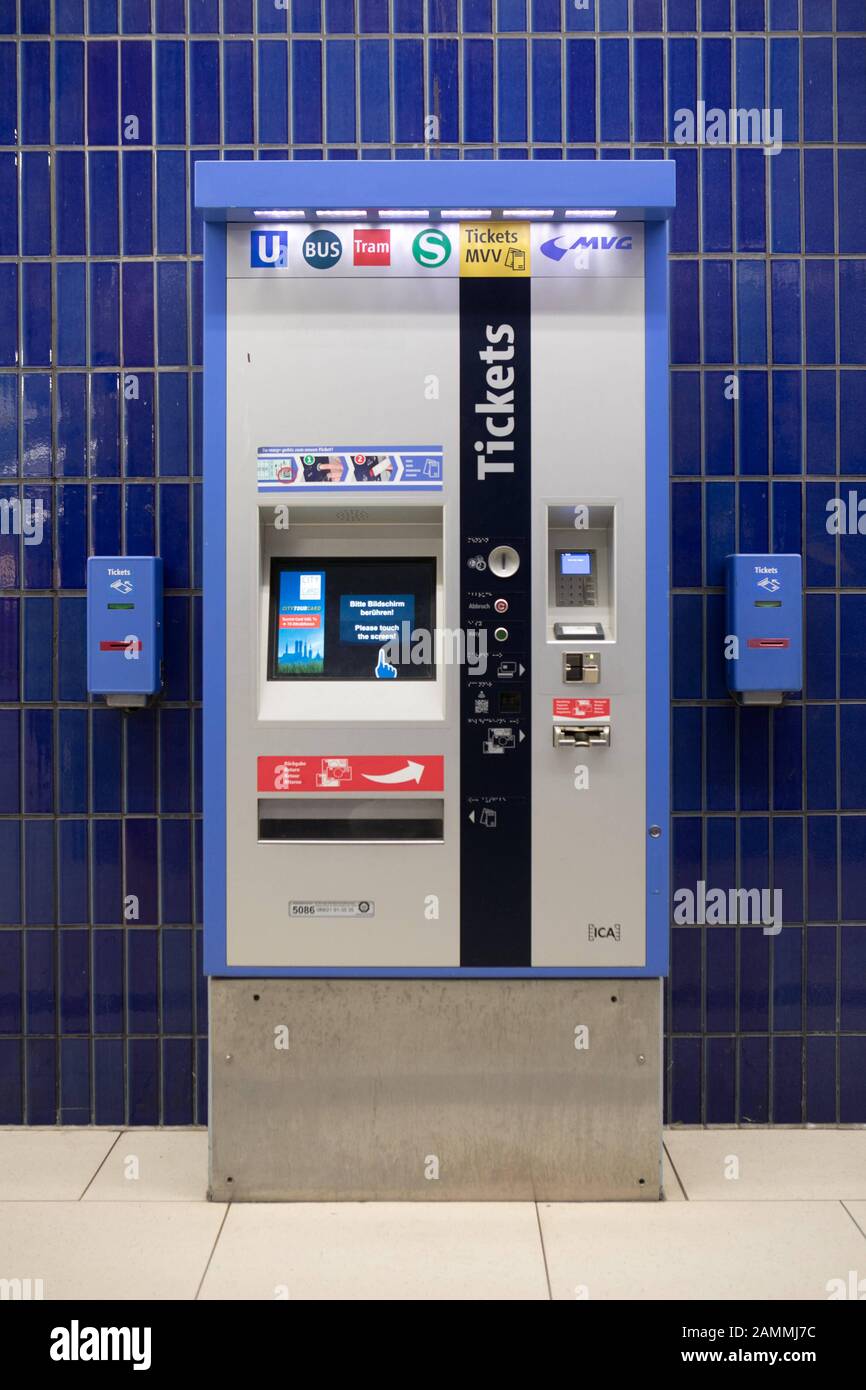 Tram ticket vending machine station Banque de photographies et d’images ...