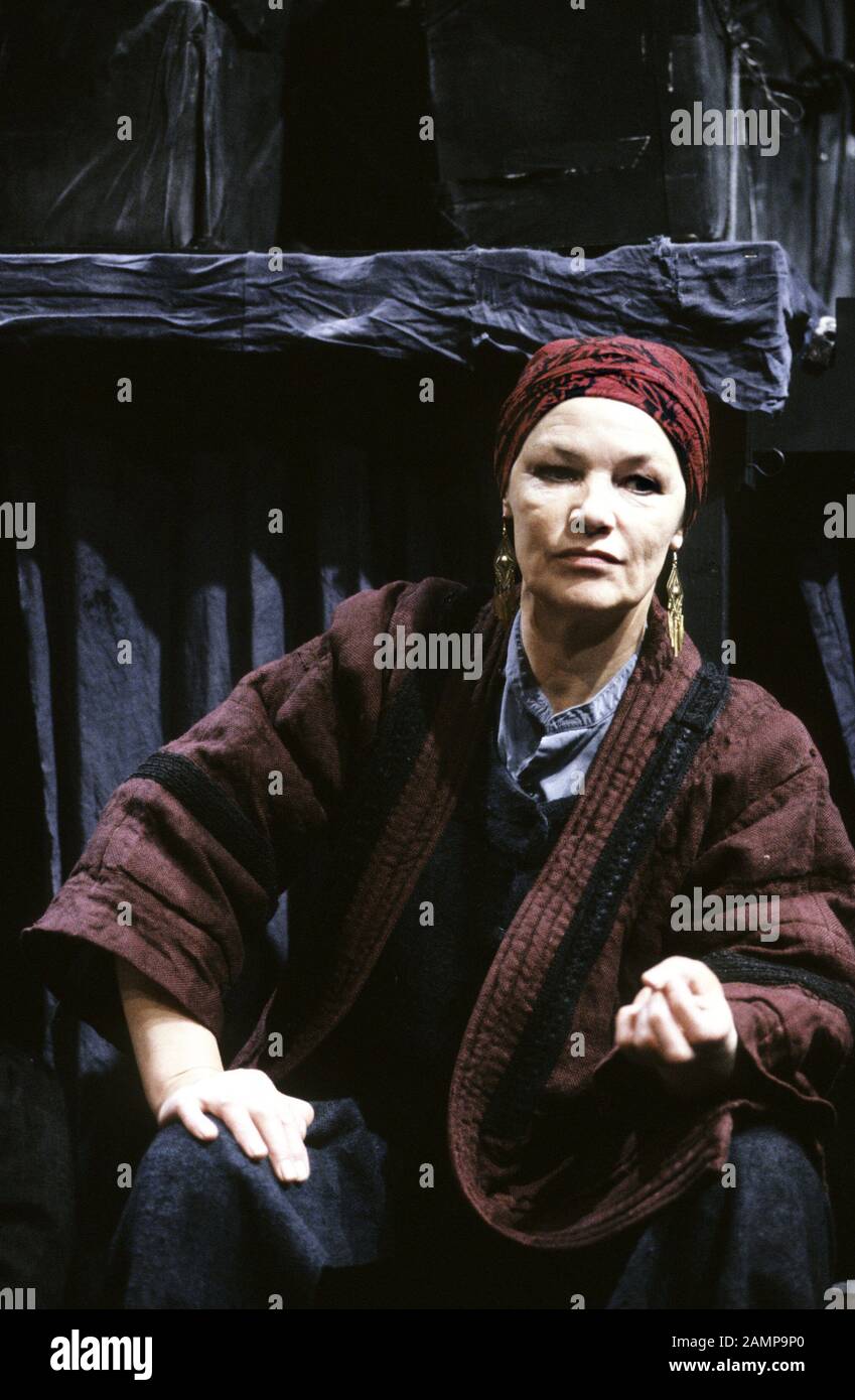 Mère courage Banque de photographies et d’images à haute résolution - Alamy