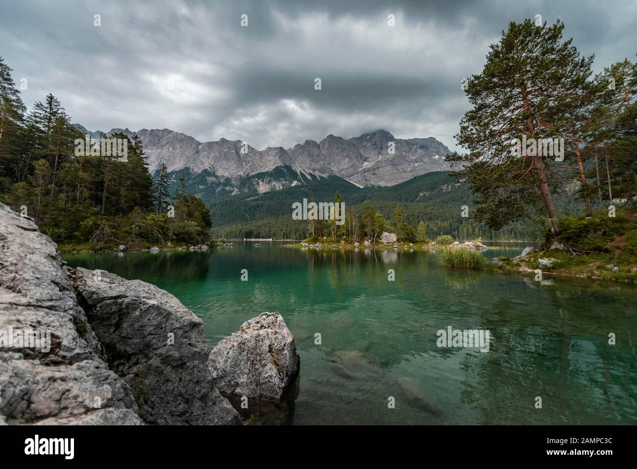 Lac eibsee en face du massif de la zugspitze avec zugspitze Banque de photographies et d’images ...