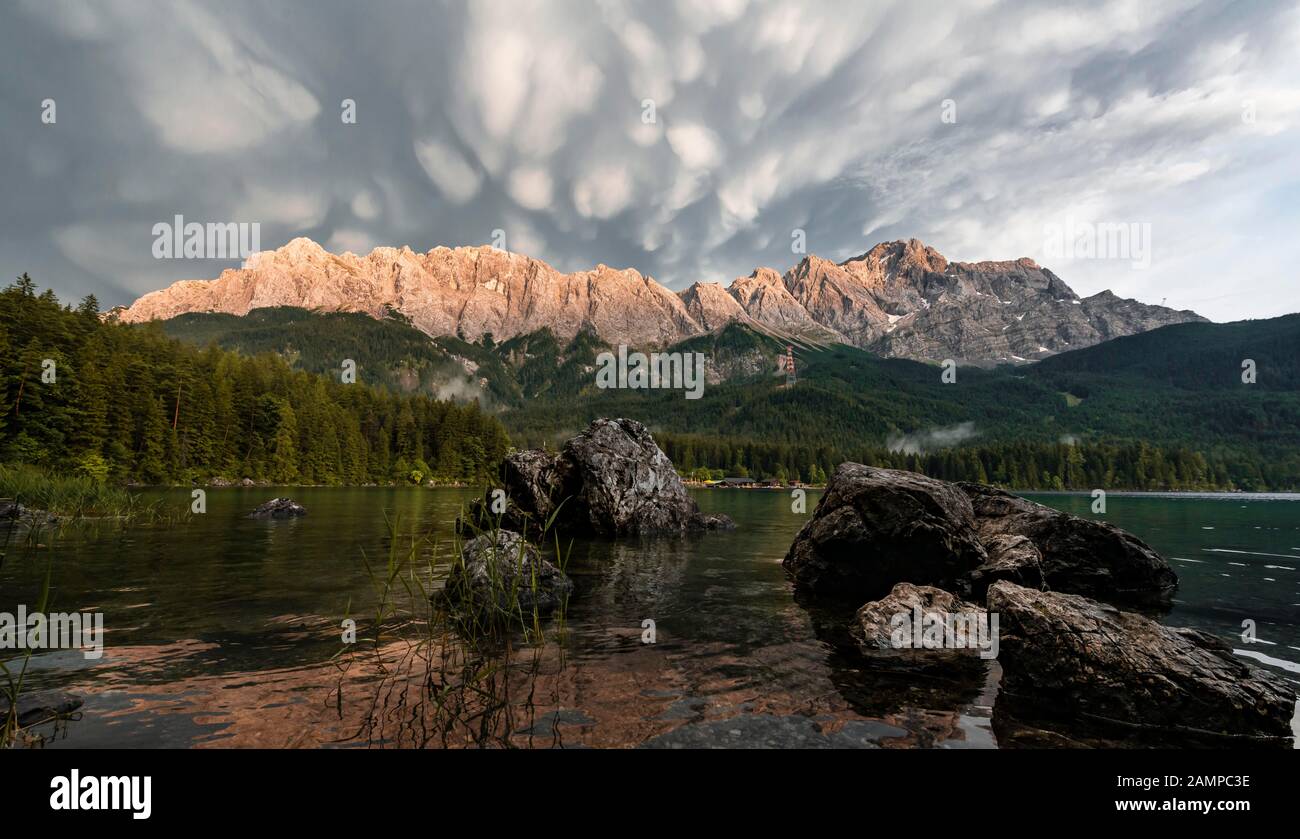 Lac eibsee devant le massif de la zugspitze Banque de photographies et d’images à haute ...