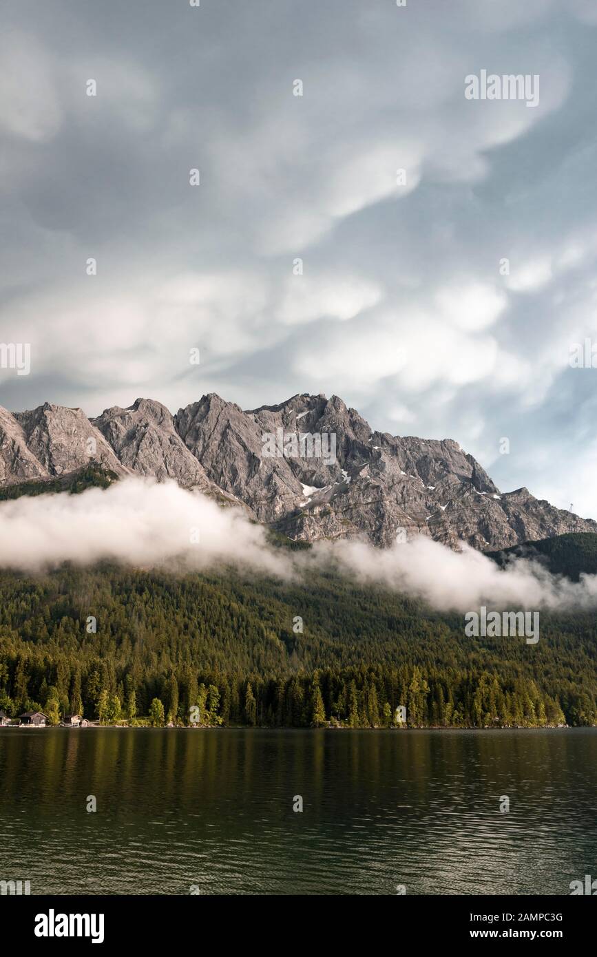 Lac eibsee devant le massif de la zugspitze Banque de photographies et d’images à haute ...