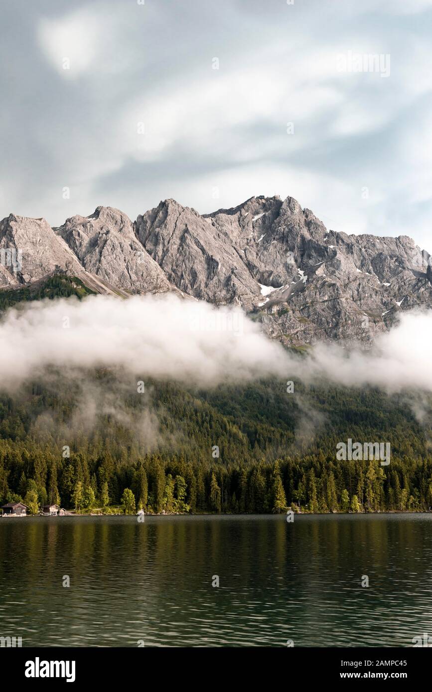 Lac eibsee devant le massif de la zugspitze Banque de photographies et d’images à haute ...