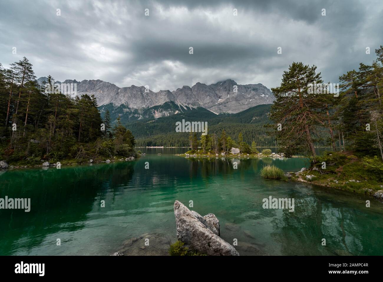 Lac eibsee en face du massif de la zugspitze avec zugspitze Banque de photographies et d’images ...