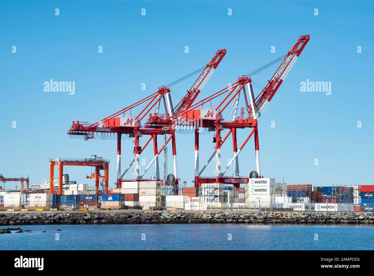 Deux grues à portique à conteneurs dans le port de chargement, Halifax ...