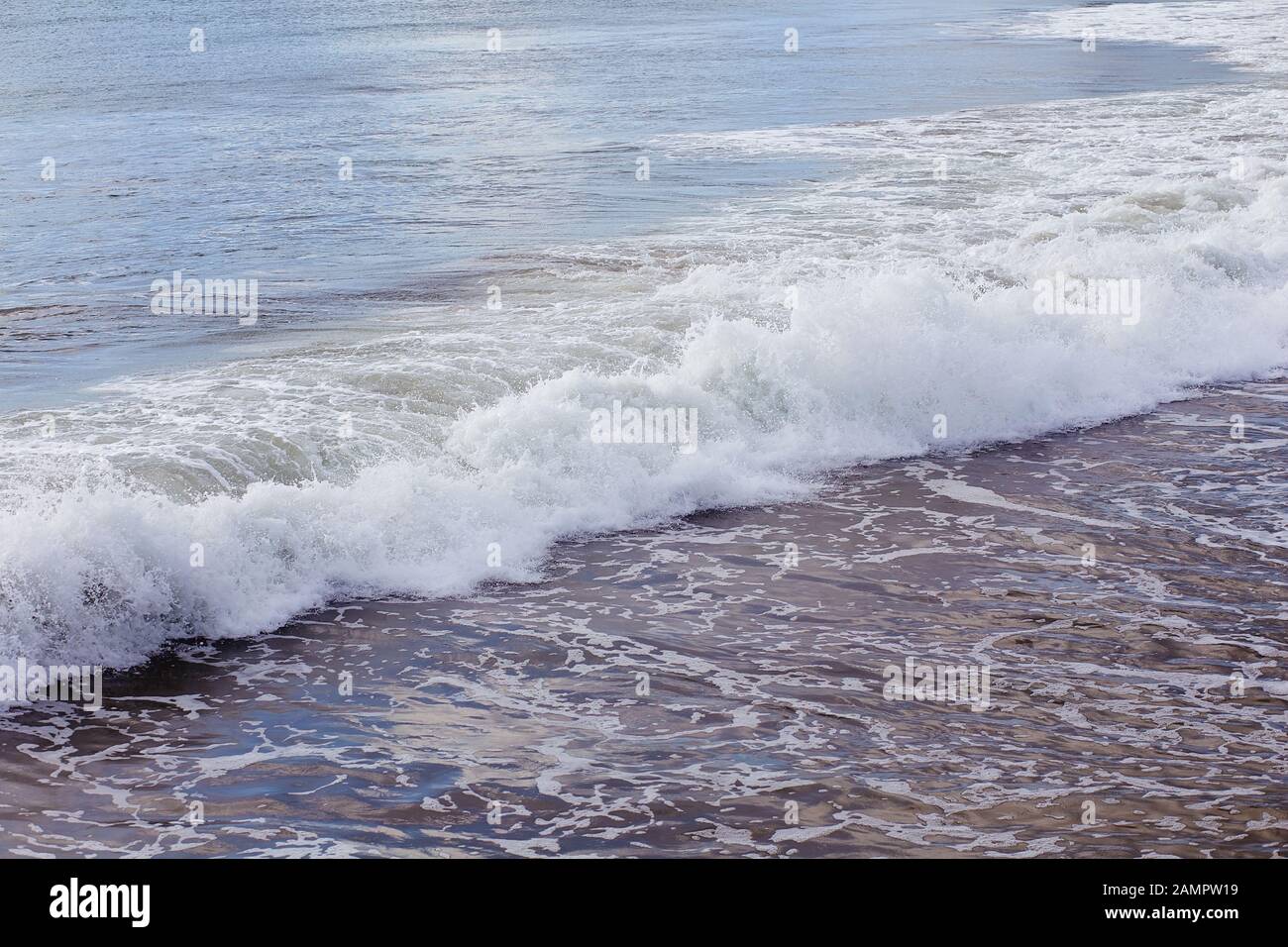 Vagues de l'océan roulant sur une plage Banque de photographies et d ...
