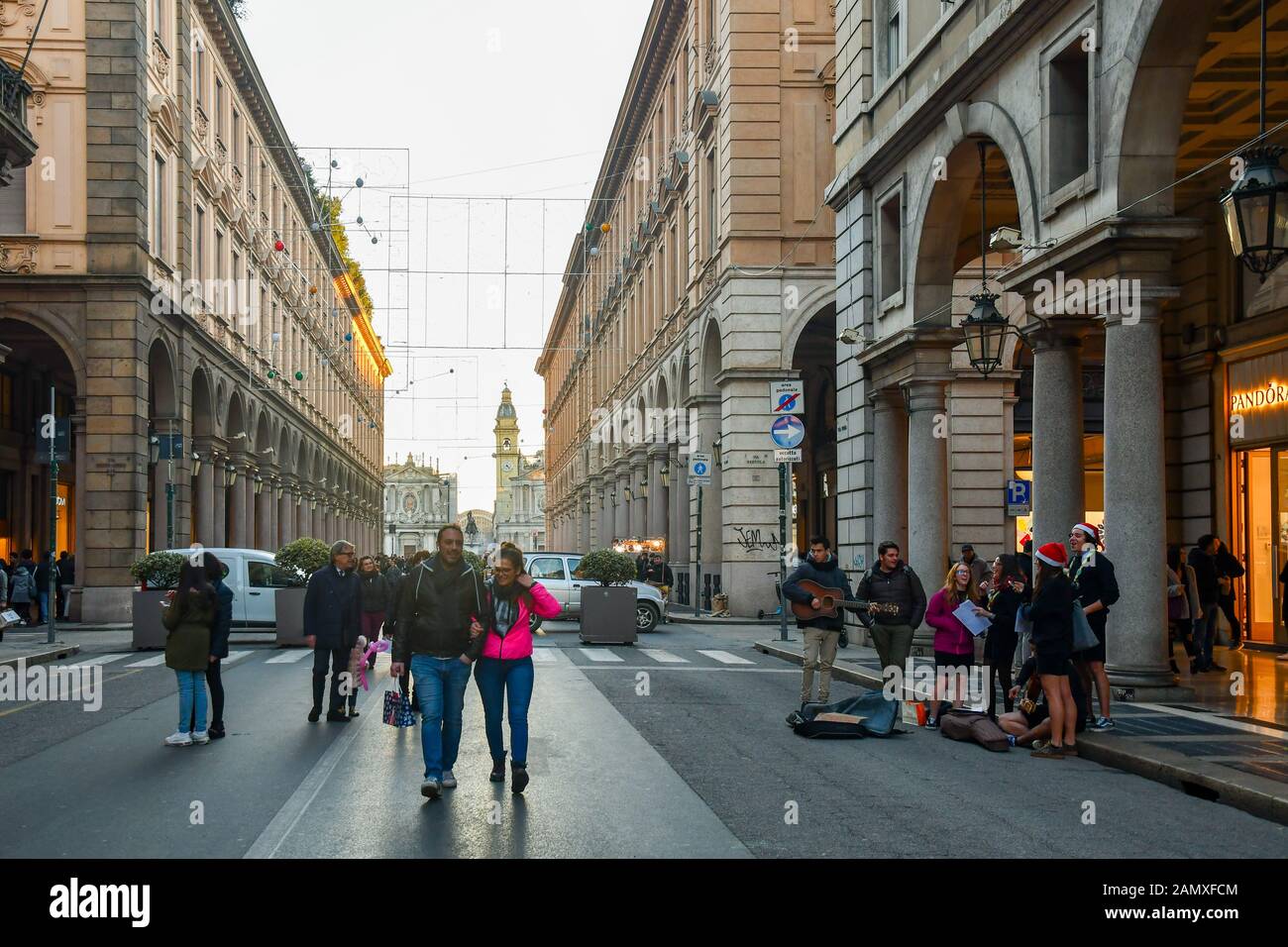 Un groupe de scouts jouant et chantant dans la Via Roma Street dans le ...