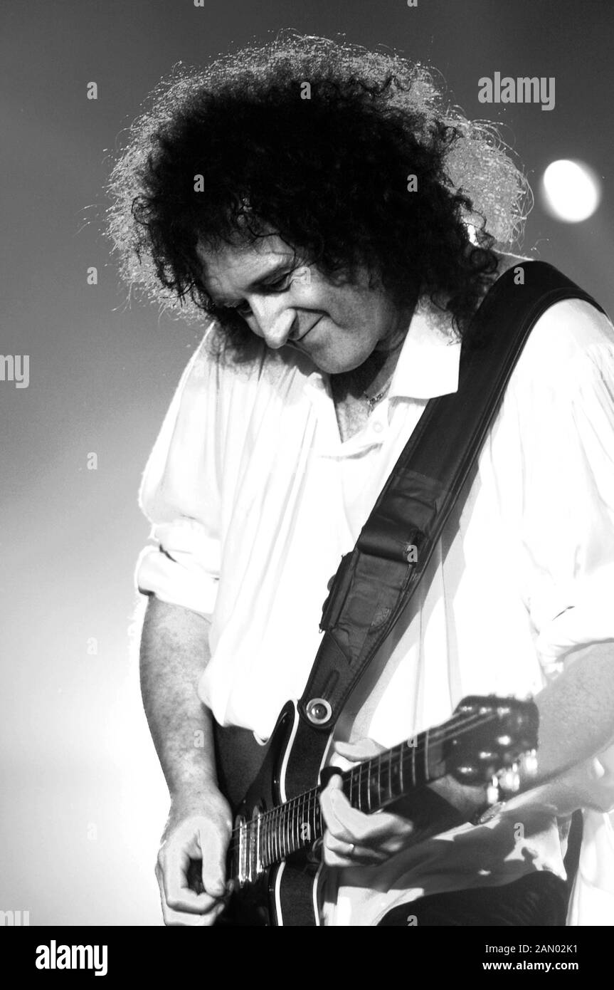 Brian may queen guitar Banque d'images noir et blanc - Alamy