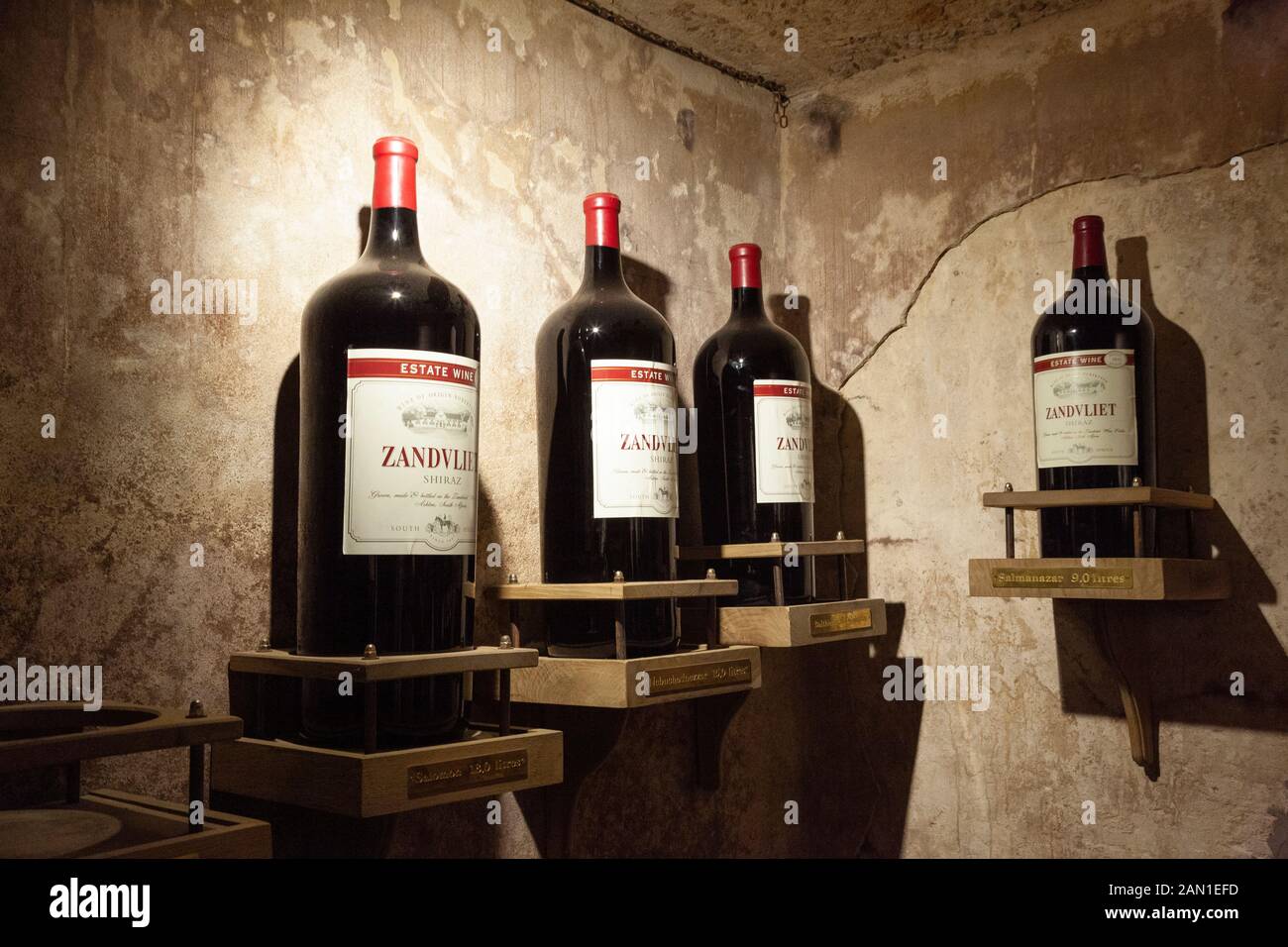 A l'intérieur d'une cuve de vin en béton souterrain, Zandvliet Wine ...