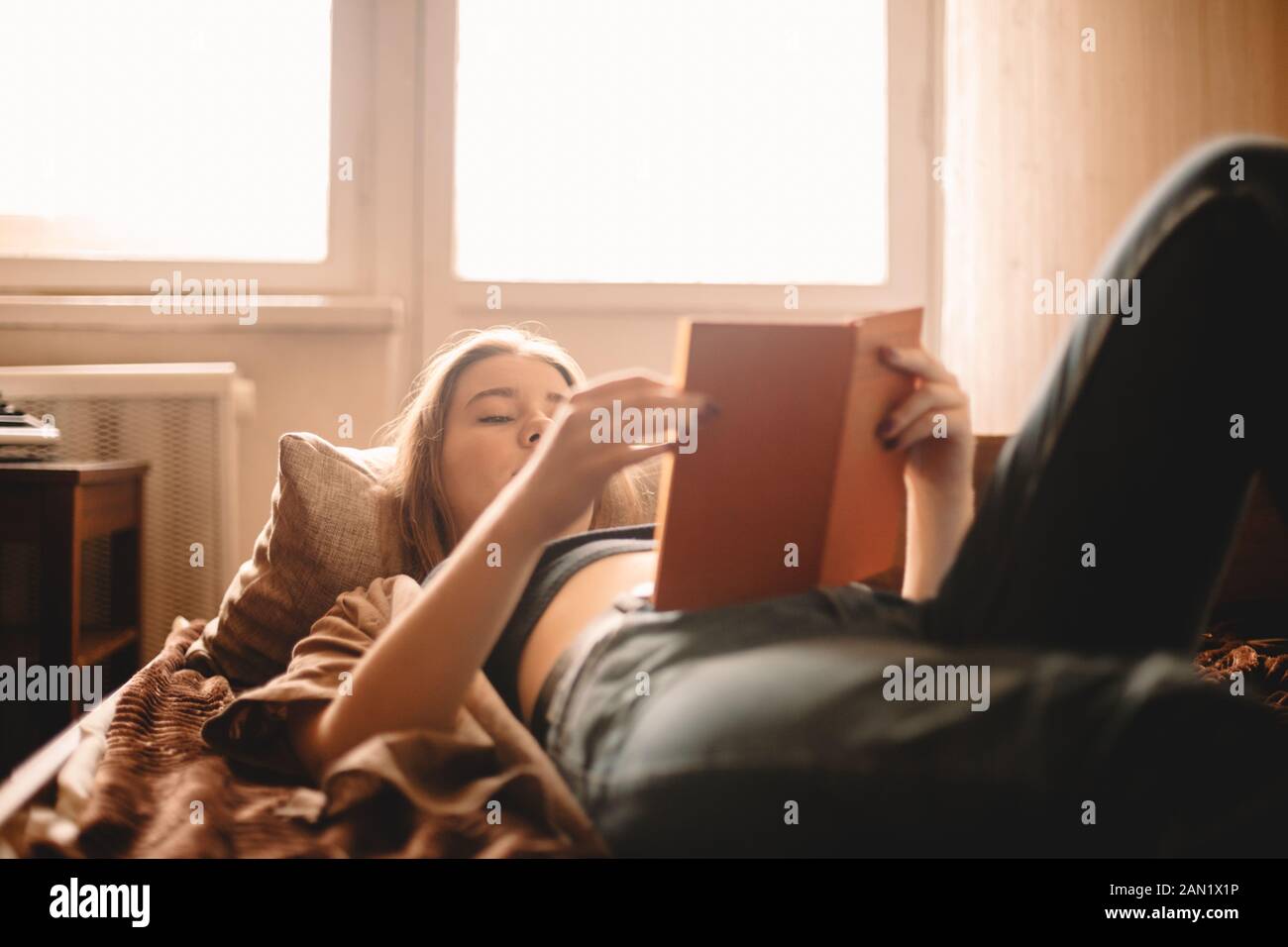 Teenage Girl Lying On Bed Banque De Photographies Et Dimages à Haute
