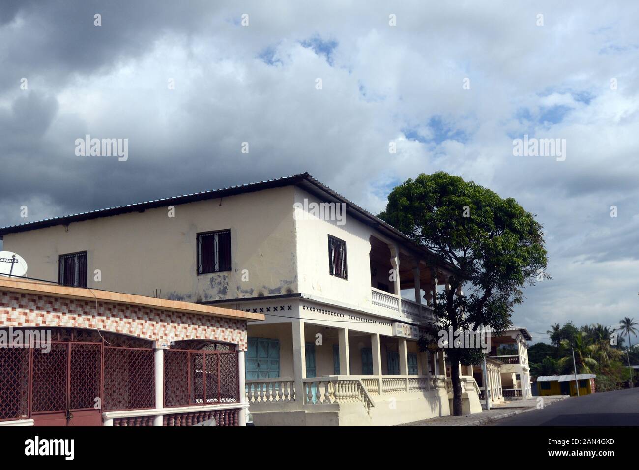 Beaux bâtiments le long des routes de Grande Comore, Comores Photo ...