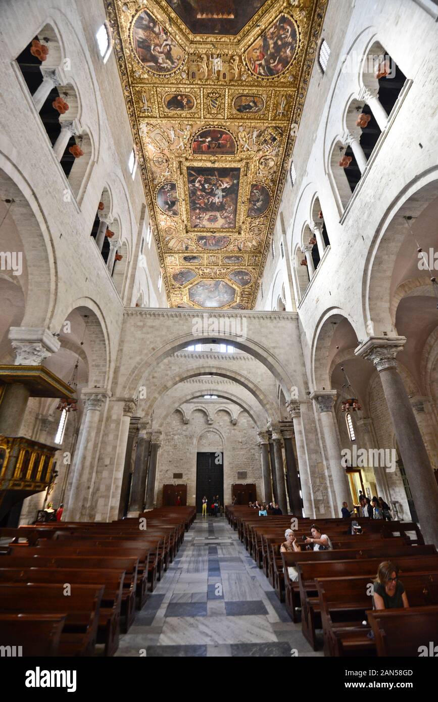 Basilique De Saint Nicholas De Bari Banque d'image et photos - Alamy