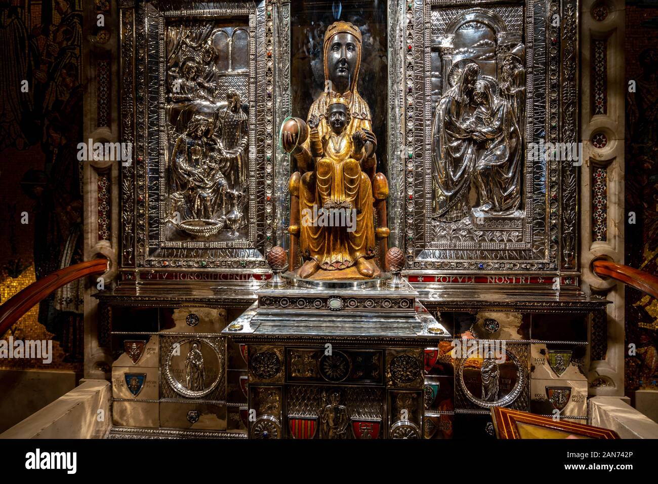 Montserrat, en Catalogne, Espagne - statue en bois de la Vierge à l ...