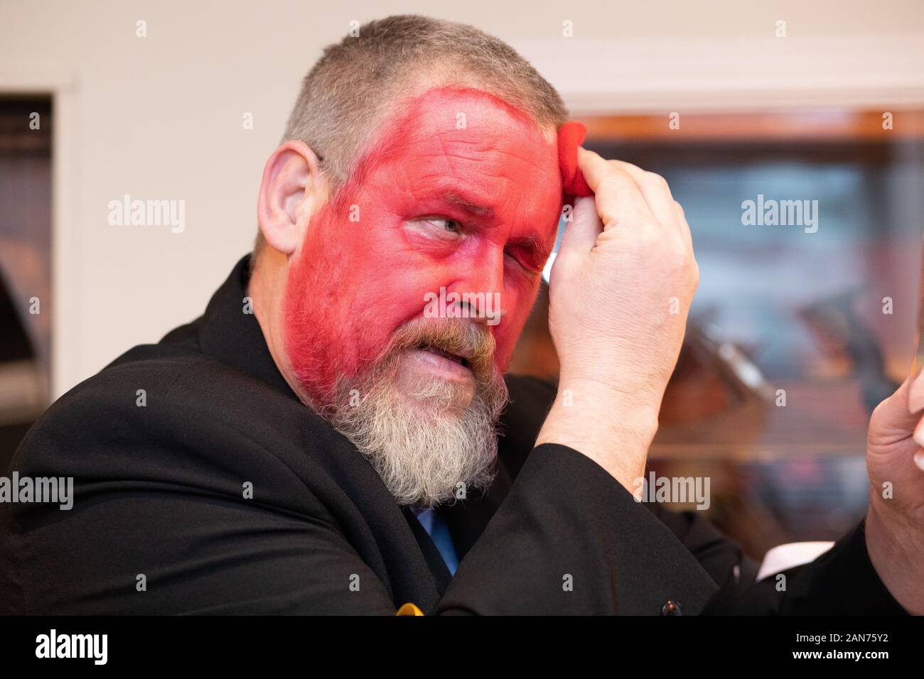 Raddling leurs visages Banque de photographies et d’images à haute ...