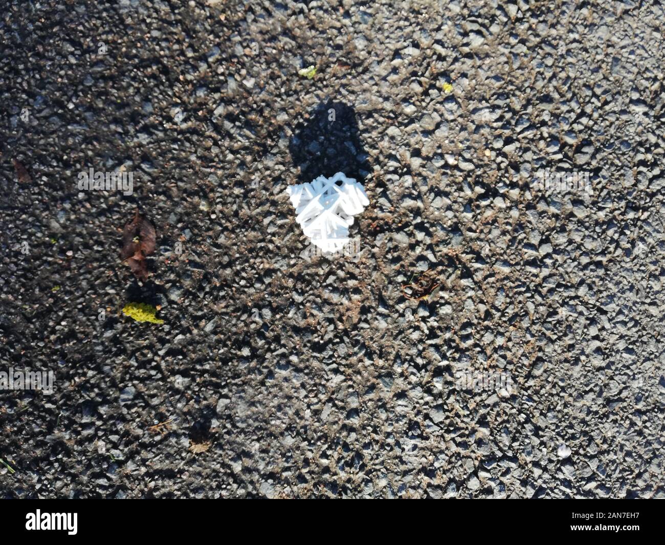 décoration coeur blanc sur une route en béton ensoleillée, image ...