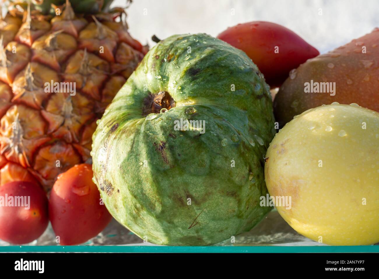 L'anone ou cherymoia mûr vert, fruit de la passion, ananas, fruits ...