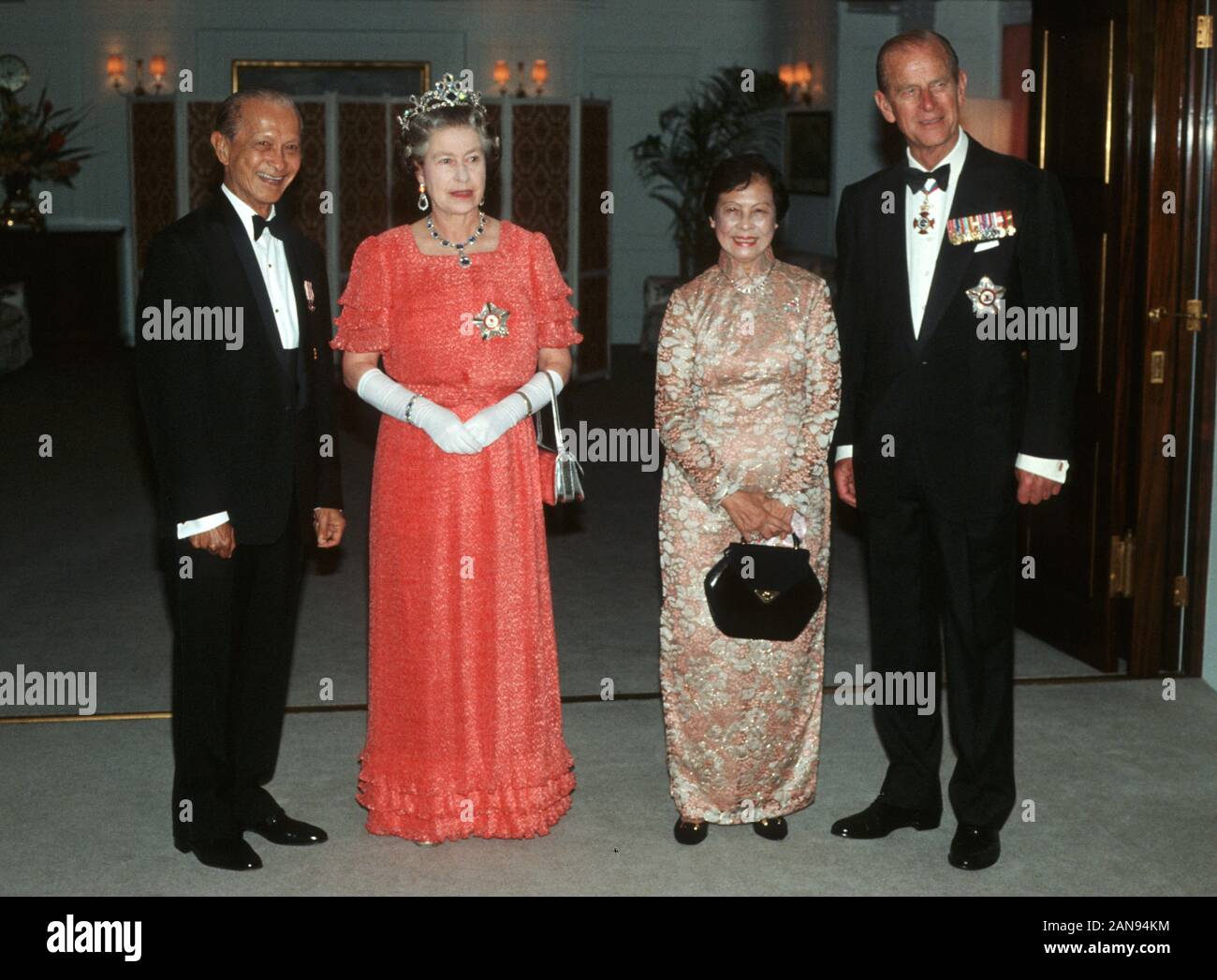 Le président de Singapour Kim Wee Wee, Sa Majesté la Reine Elizabeth II ...