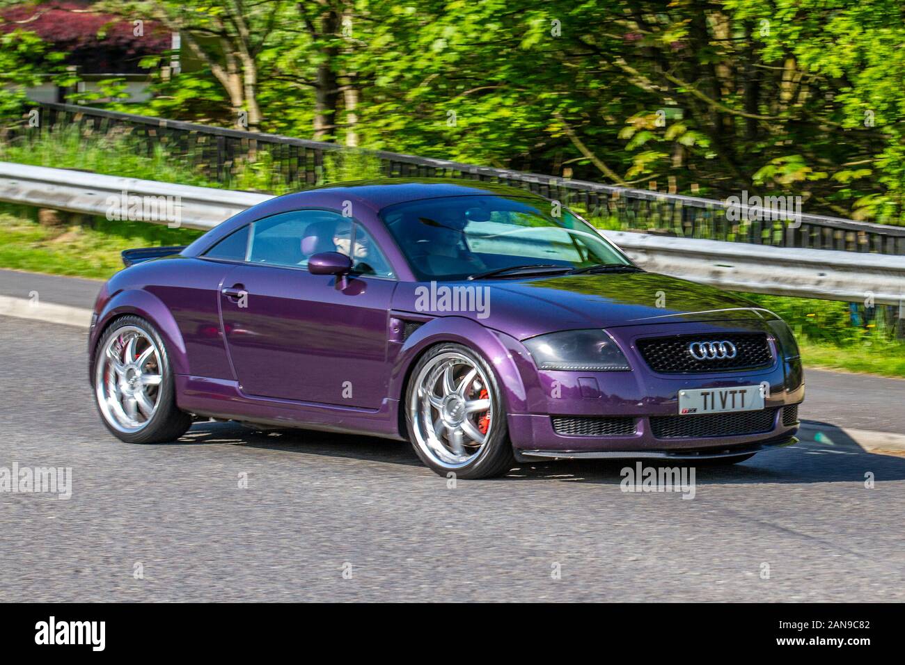 Audi TT violet à la puissance de Pendle Fest, un classique, ancien ...