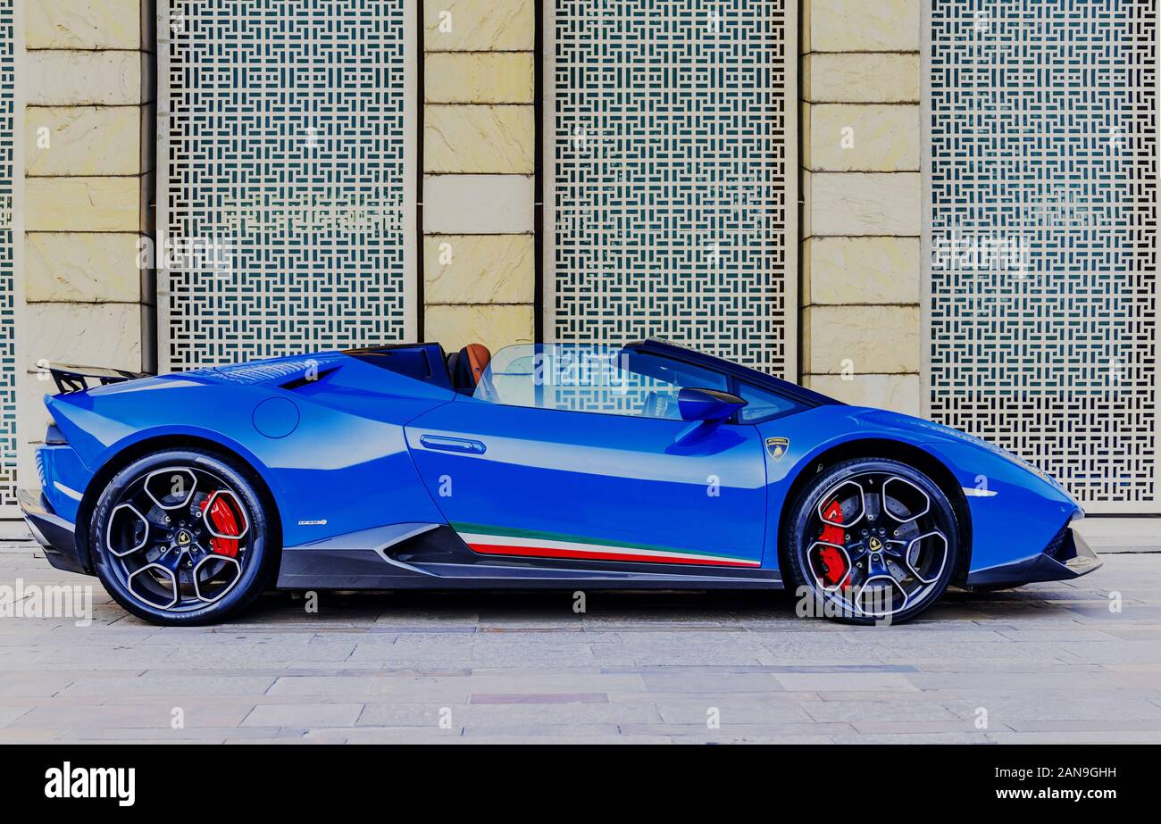 Lamborghini rouge fond blanc Banque de photographies et d’images à ...