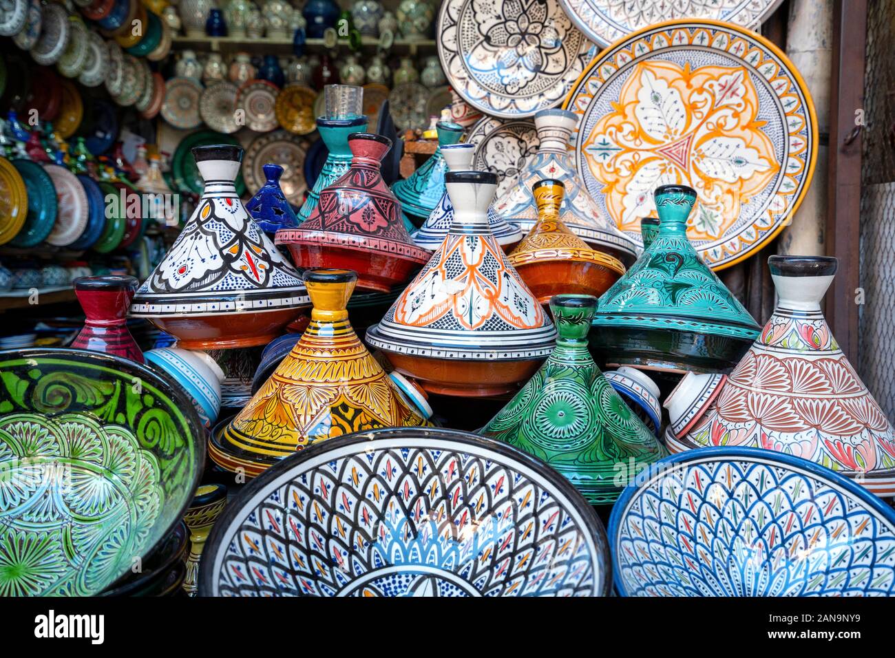 L'argile colorée tajines vendus dans la vieille ville de Marrakech ...