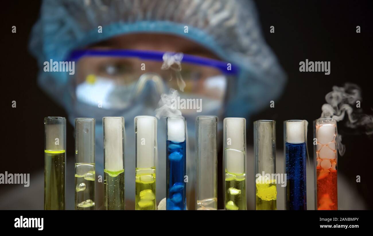 L'analyse scientifique de réaction dans des tubes à essai avec les ...