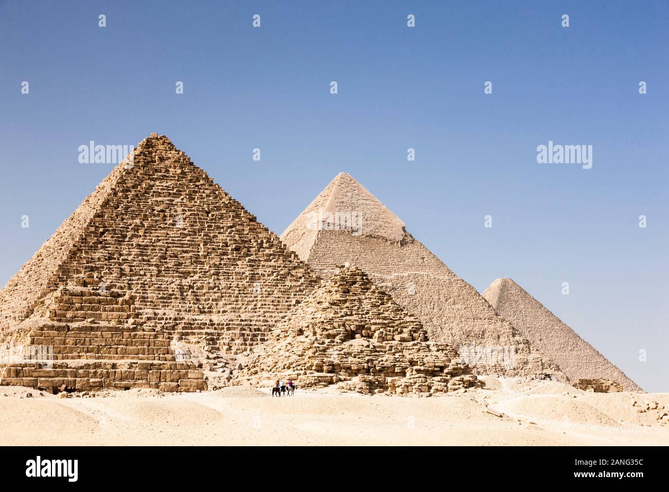 Grandes pyramides de Gizeh, les trois grandes pyramides, vue du désert ...